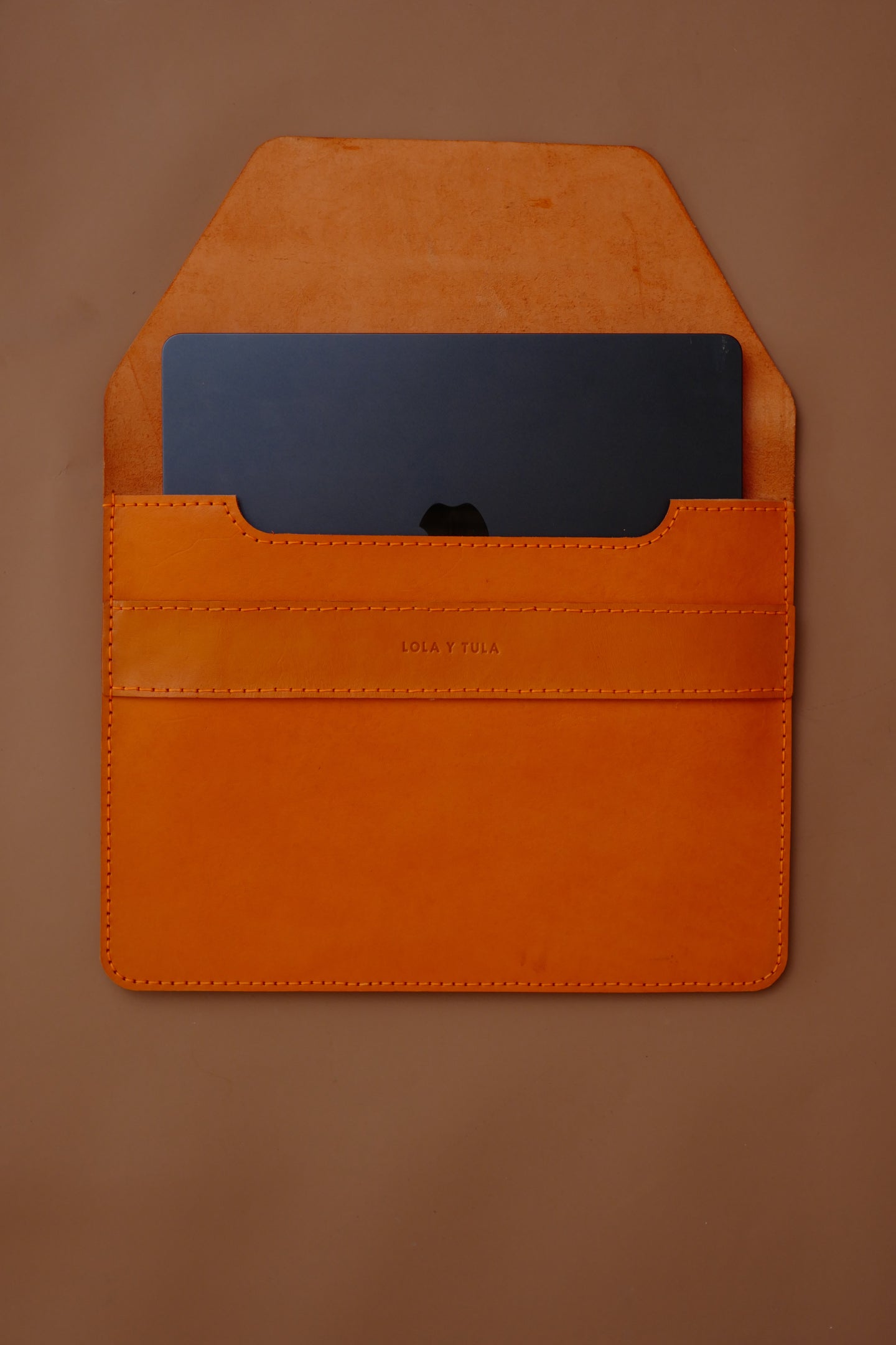 LEATHER LAPTOP SLEEVE // TANGERINE – LOLA Y TULA