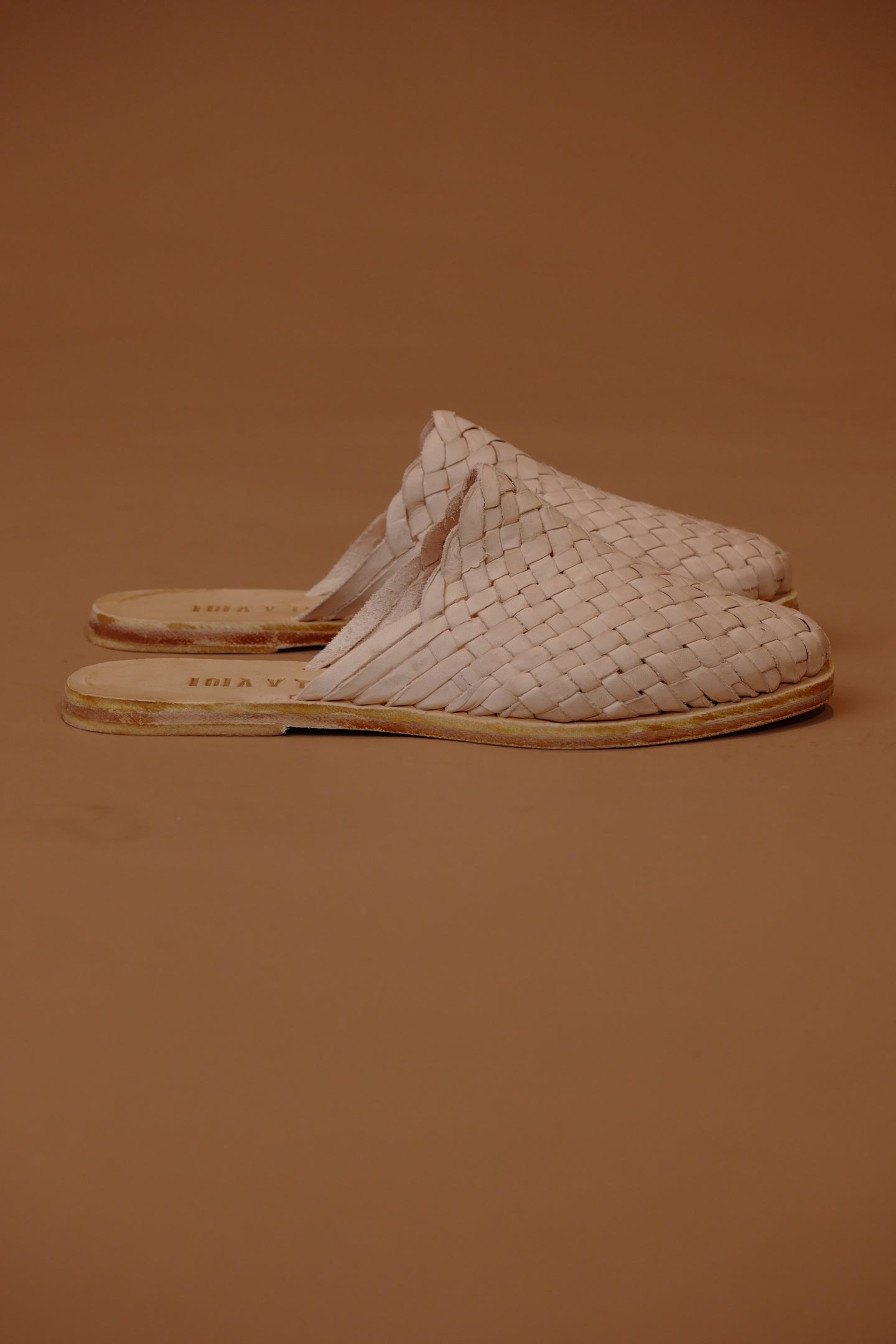 HAND WOVEN LEATHER SLIDES // CREAM – LOLA Y TULA