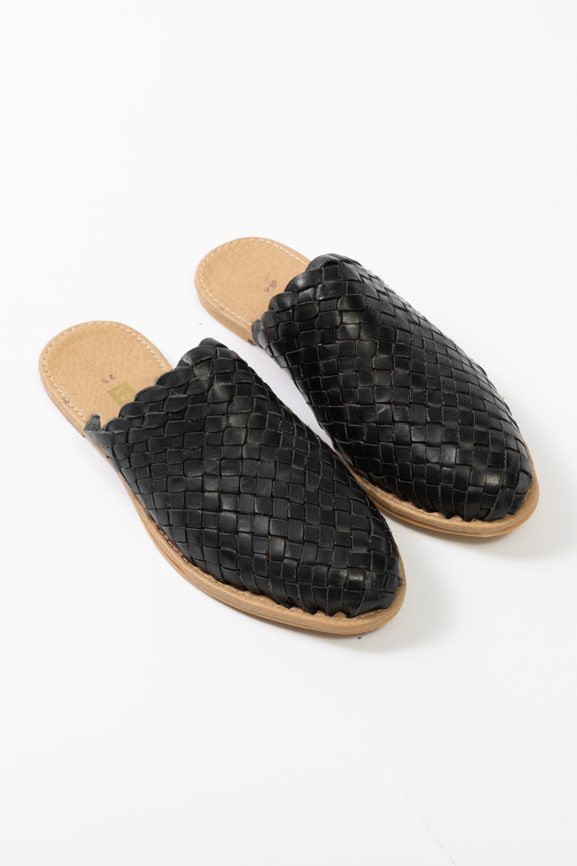 HAND WOVEN LEATHER SLIDES // BLACK | LOLA Y TULA